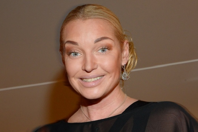 «Мы с моим другом»: Волочкова в мини-платье позировала на хозяйственном ...