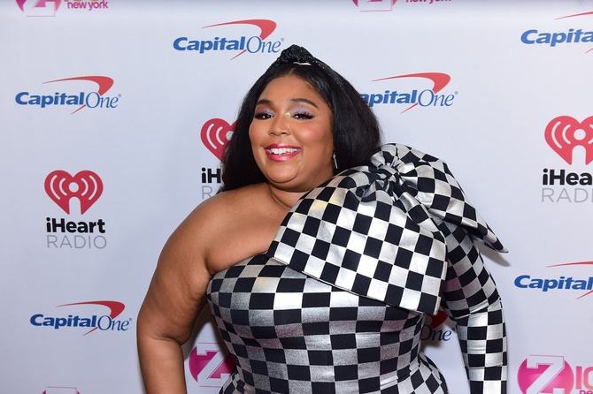 VIDEO: Lizzo twerks in purple dazzling bikini