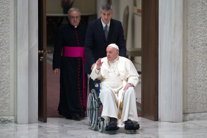 Pope on wheels: the pontiff use wheelchair due to pain in the knee