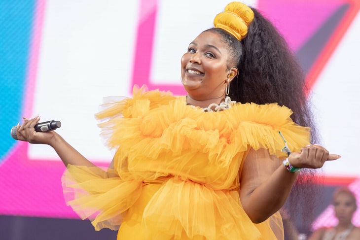 VIDEO: Lizzo showcases her rising backside in bikini while enjoying a pool